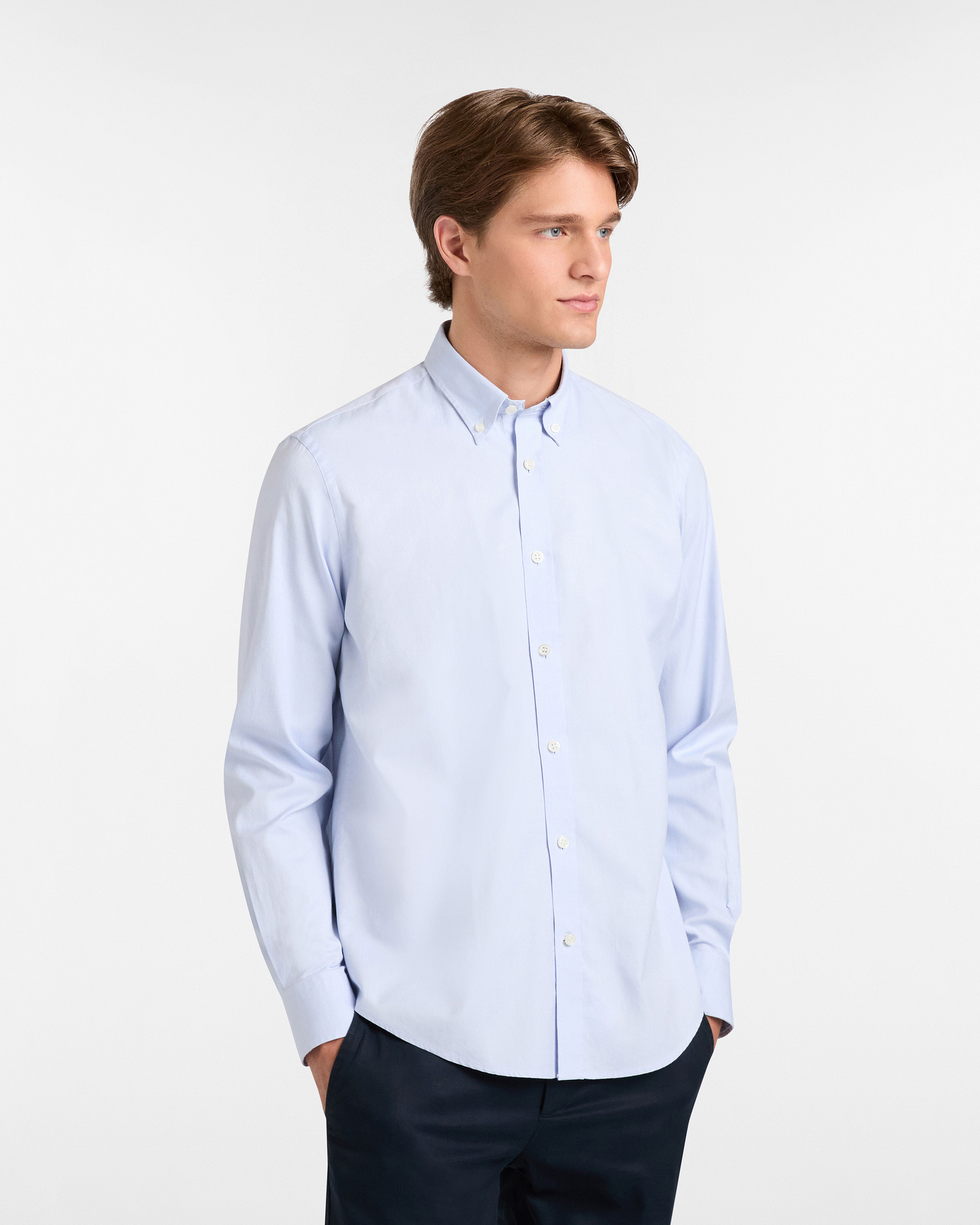 Camisa Essentials de algodón liso en Azul celeste: Colección de hombres ...