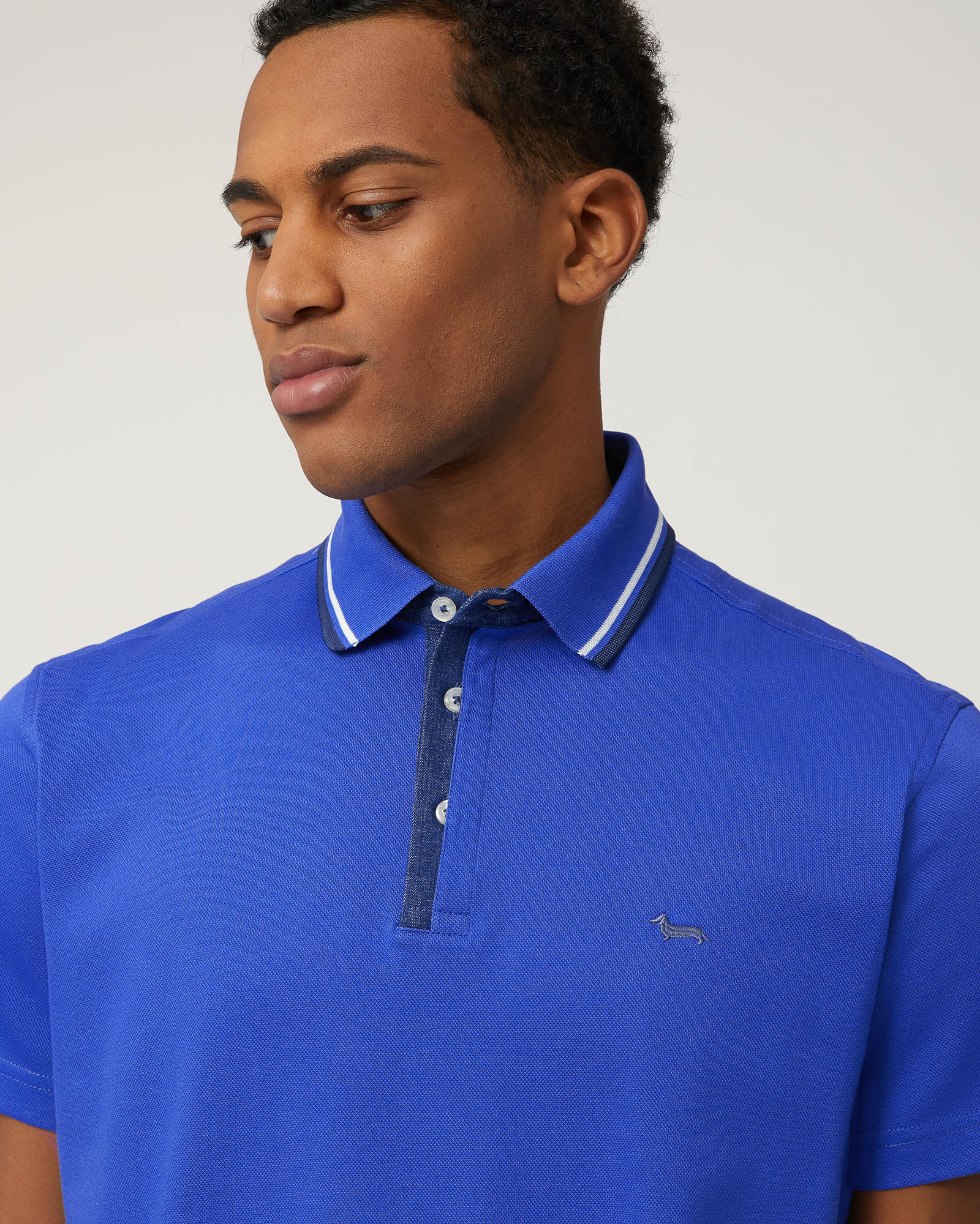 Polo con detalles de denim