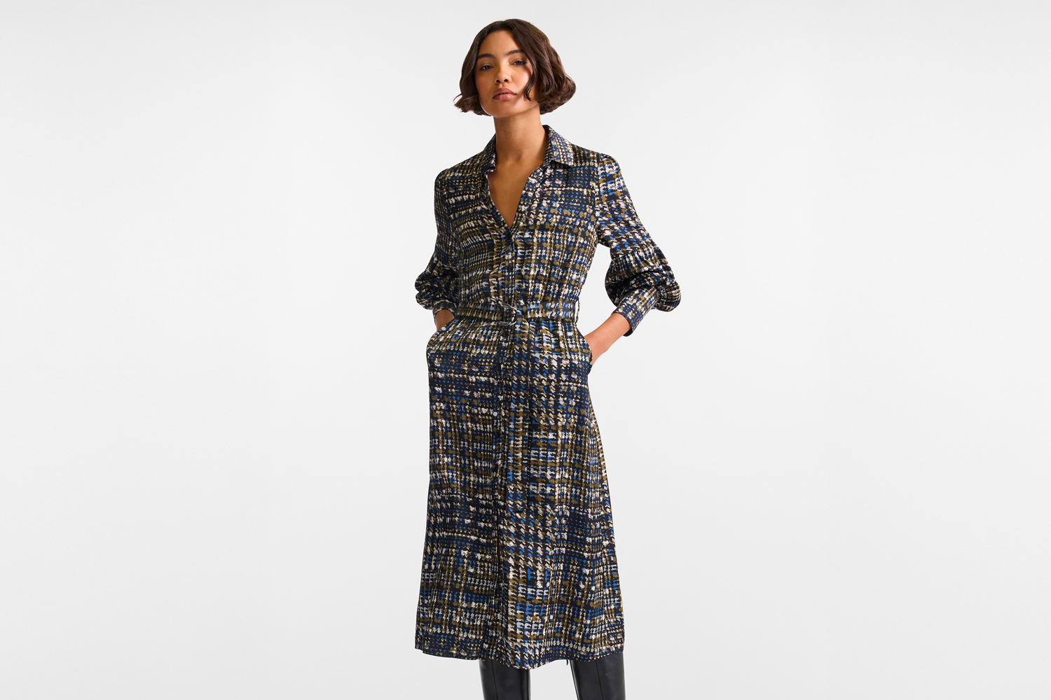 Camisa con estampado micro y corte ajustado.